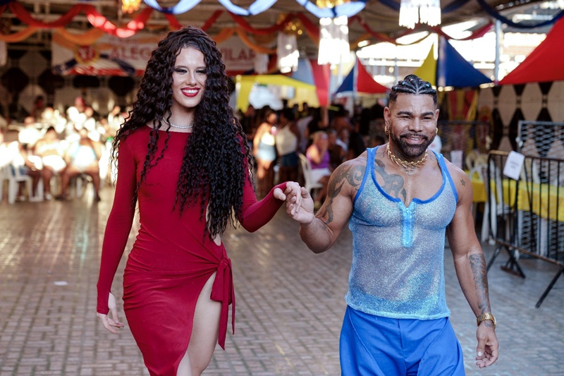 Julia Solis é coroada nova rainha de bateria da Alegria do Vilar ...